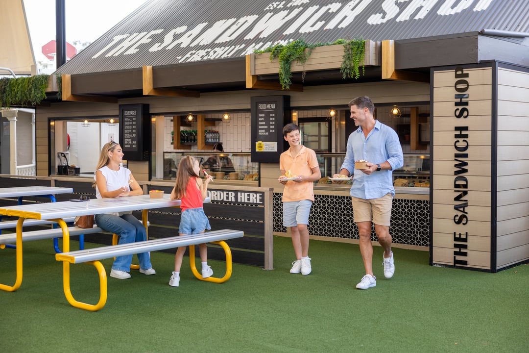 Main Street | Dining, Shopping & Entertainment at Dreamworld
